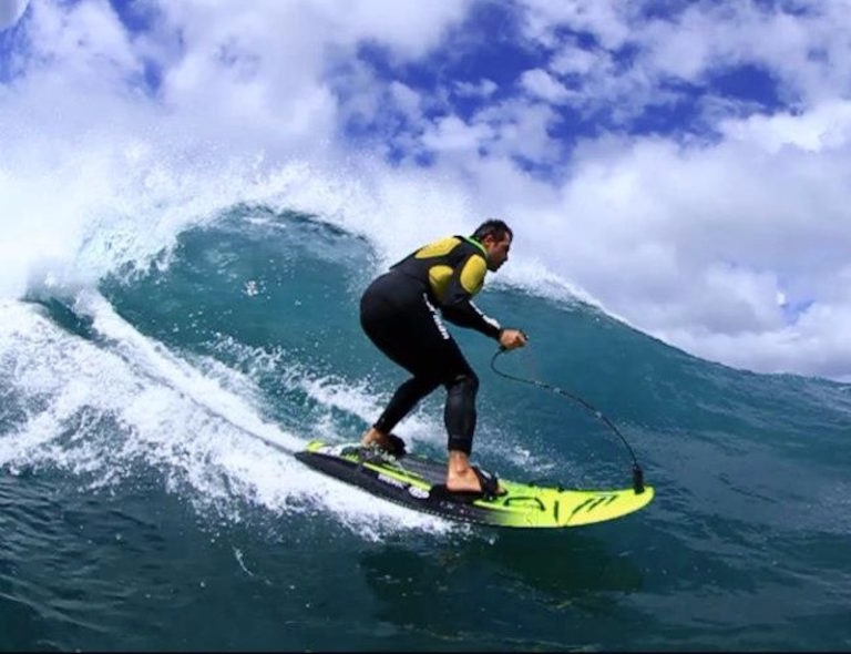 The Motorized Surfboard Lets You Surf Even the Calmest of Waters with a ...