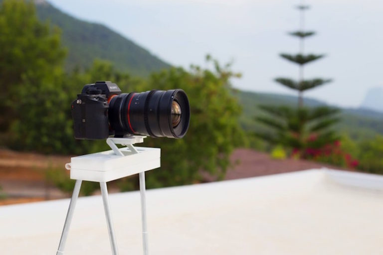 Vixari: The Portable Tripod for Both Cameras and Smartphones